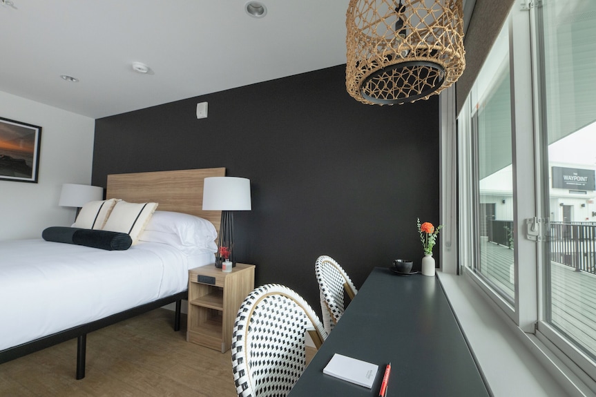 Relax In Rehoboth Beach With Outdoor Fireplace, Free Weekend Breakfast & Parking - Dewey Beach, DE