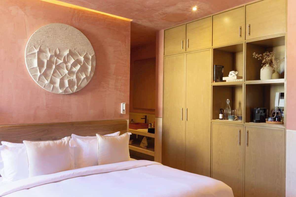 Suite Deluxe, Vista para a cidade | Lençóis de algodão egípcio, roupa de alta qualidade, minibar