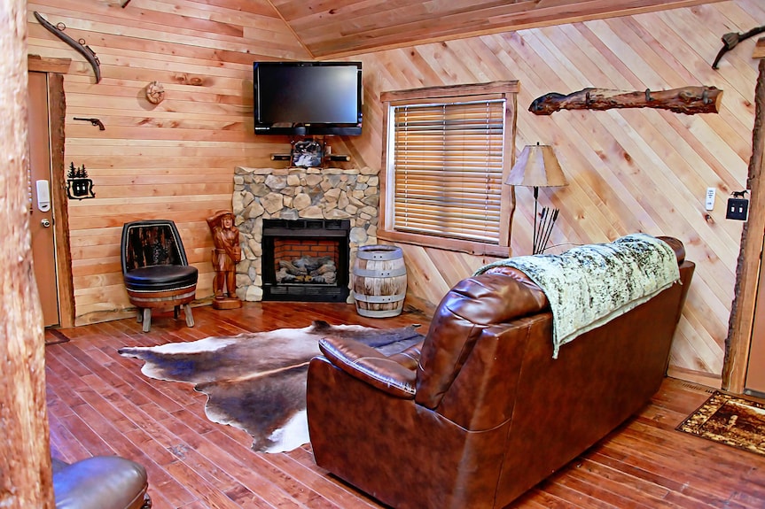 Deluxe 2-bedroom Cabin - Chief Logan State Park, Logan