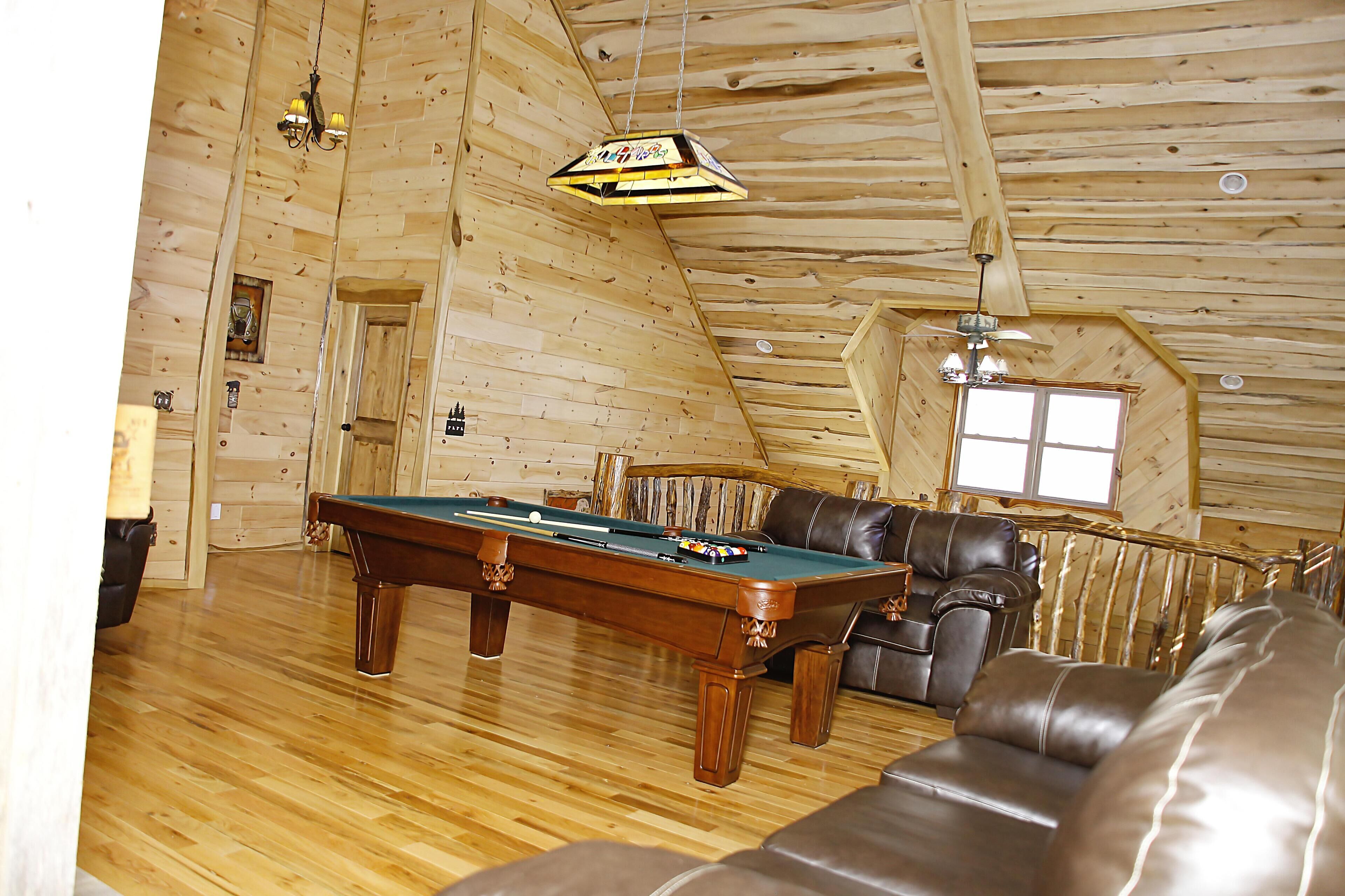 Deluxe 4 Bedroom 4-1/2 Bath Log Cabin With Theater Room - Chief Logan State Park, Logan