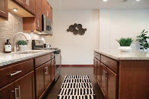 Apartamento Deluxe, 2 quartos | Cozinha privada | Um frigorífico, um micro-ondas, um forno, uma placa de cozinha