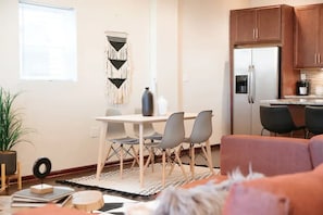 Apartamento Deluxe, 2 quartos | Sala de jantar