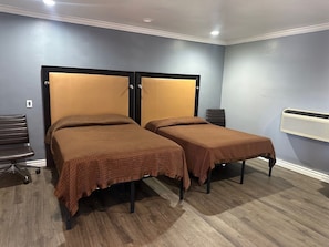 Quarto casal luxo, 2 camas Queen | Escrivaninha, ferros/tábuas de passar roupa, Wi-Fi de cortesia