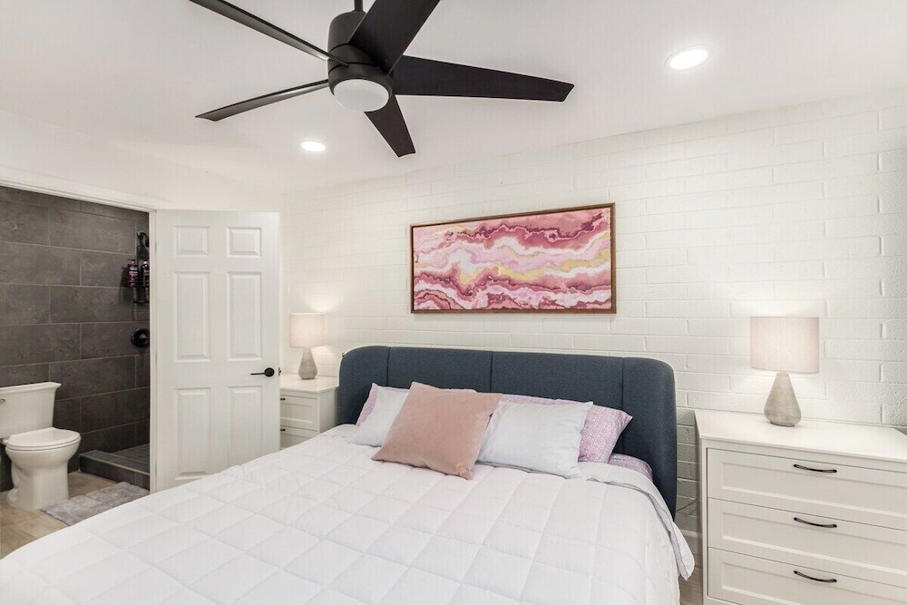 Old Town Hideout - 2B/2B Condo with Pool View, Ideal location in Old ...