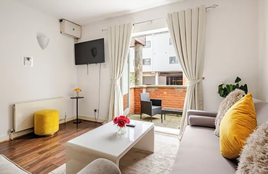 Stylish Canary Wharf Gem With Terrace - O2 & Excel - Sleeps 4 -