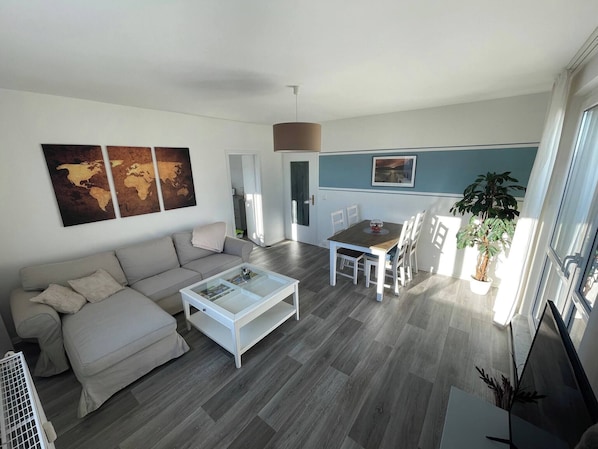 Apartamento, 2 quartos, para fumantes, sacada | Sala de estar | Livros