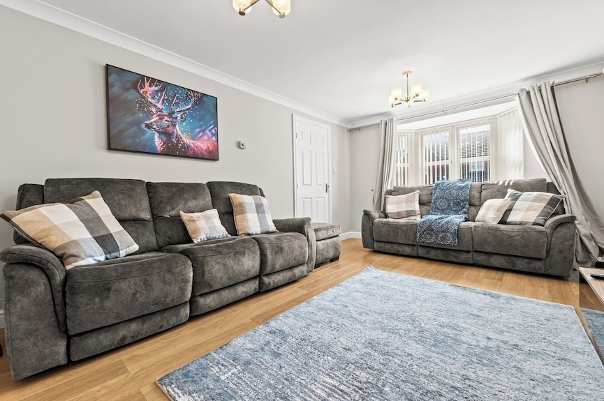 Polmont Haven: Spacious 4- Bedroom Retreat - Falkirk