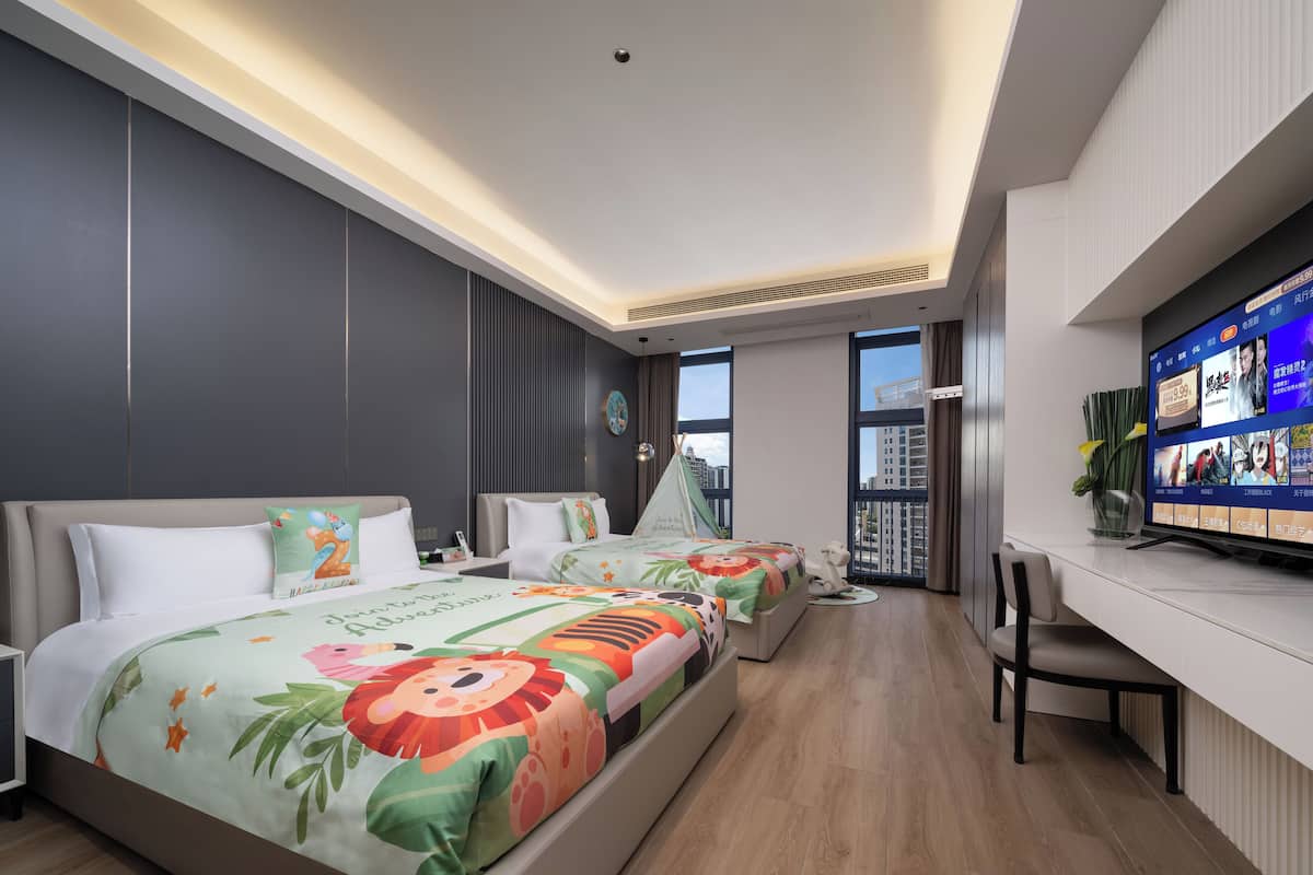 Quarto Twin Familiar, Vista para a cidade | Roupa de alta qualidade, secretária