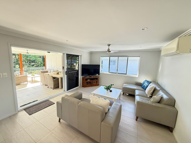 Your Coastal Escape Awaits In Toogoom With Private Beach Access!! - Hervey Bay