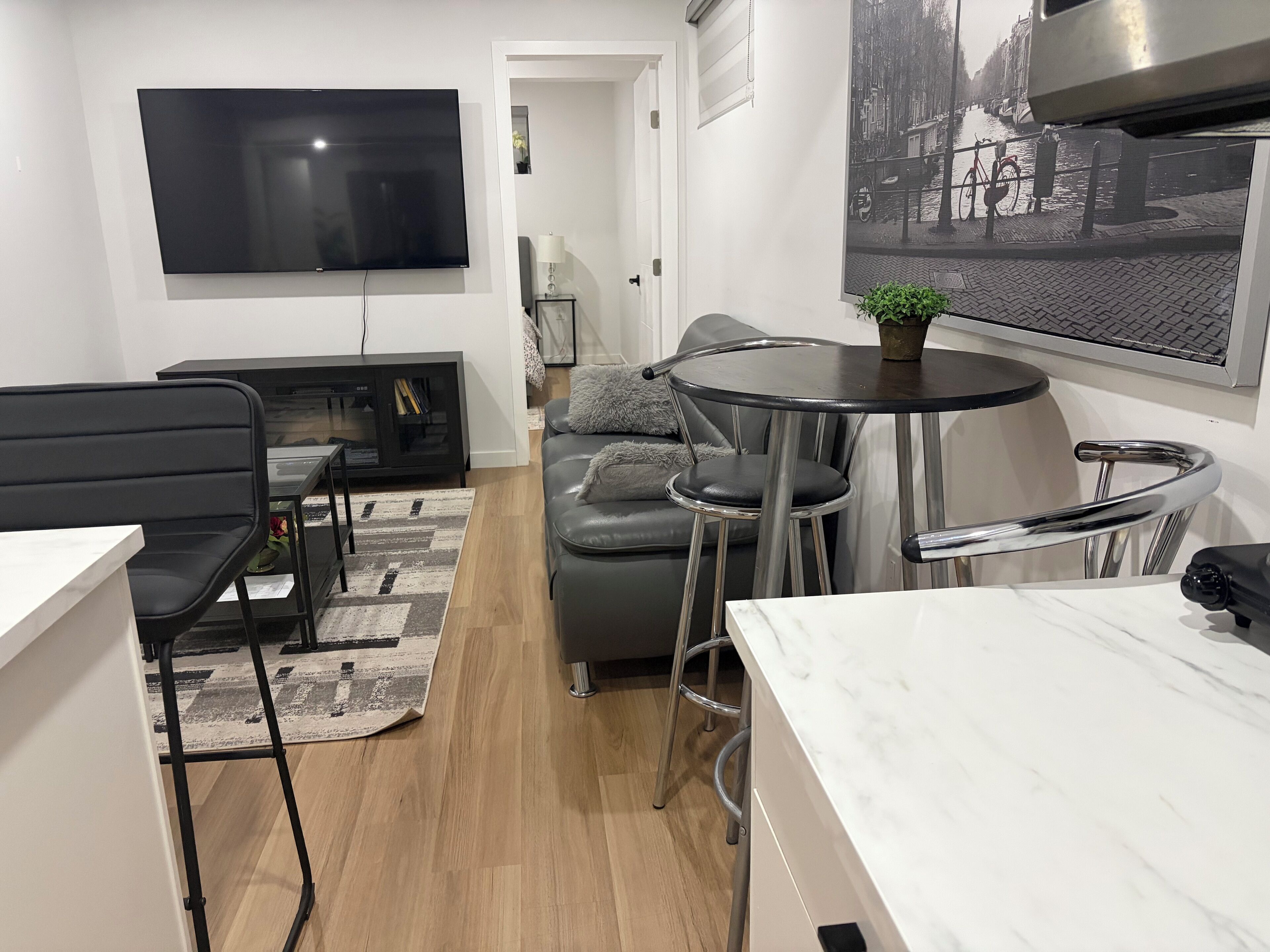 Royal Oak - 2-bedroom (King & Queen Bed), Living Area, Kitchen And Full Bathroom - Manitoba