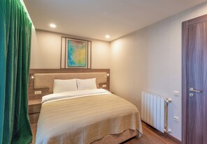 Apartamento Premium, varanda, Vista para a cidade | Cofre no quarto, secretária, ferro/tábua de engomar, Wi-fi grátis
