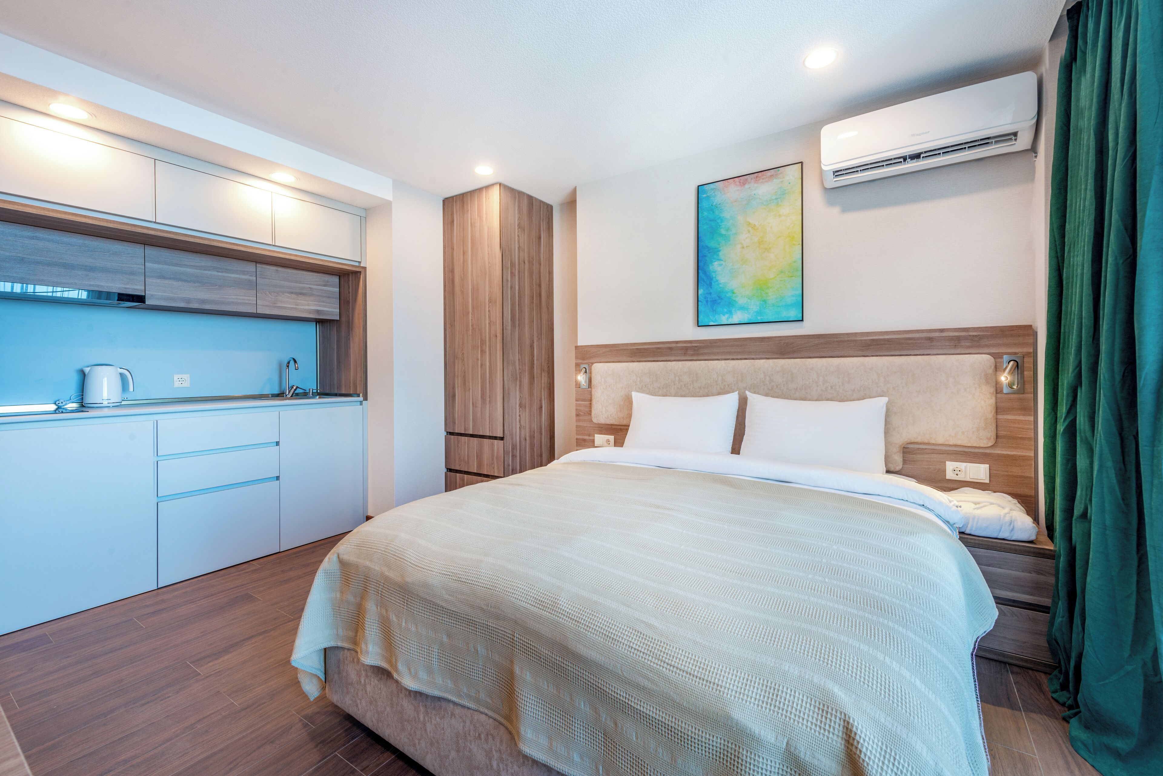 Estúdio | Cofres nos quartos, escrivaninha, ferros/tábuas de passar roupa