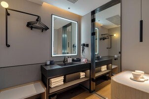 Quarto casal básico, 2 camas de casal, vista para a cidade | Banheiro | Chuveiro, produtos de toalete grátis, secador de cabelo 