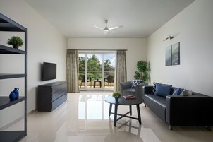 Apartamento, 1 quarto | Área de estar | Smart TV 45 polegadas com canais digitais, filmes recentes