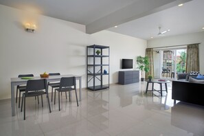 Apartamento, 2 quartos | Área de estar | Smart TV 45 polegadas com canais digitais, filmes recentes