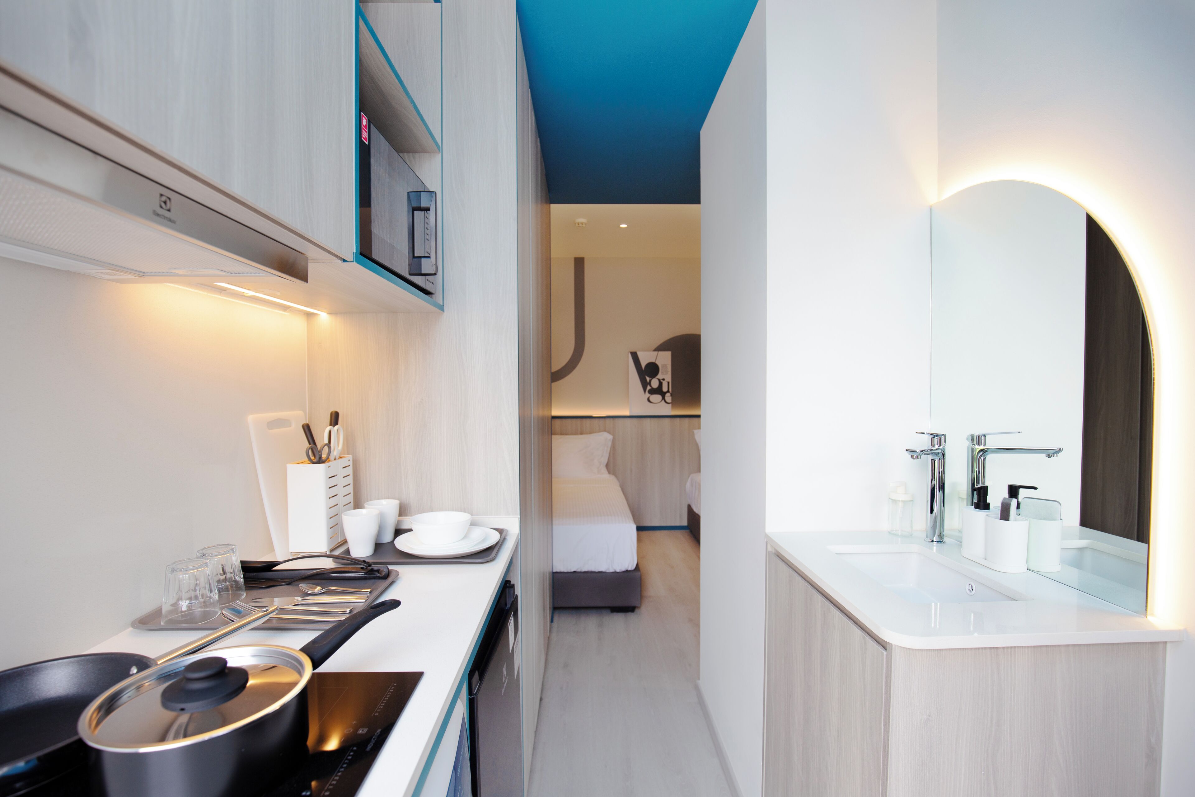 Quarto Twin Superior | Cozinha privada | Um frigorífico, um micro-ondas, utensílios de cozinha 