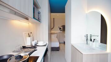 Quarto Twin Superior | Cozinha privada | Um frigorífico, um micro-ondas, utensílios de cozinha