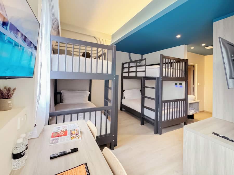 Quarto Quádruplo Familiar | Cofre no quarto, secretária, cortinas/cortinados opacos