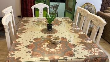 Quarto Triplo Familiar | Sala de estar | Televisor LCD de 24 polegadas com canais digitais, leitor de DVD