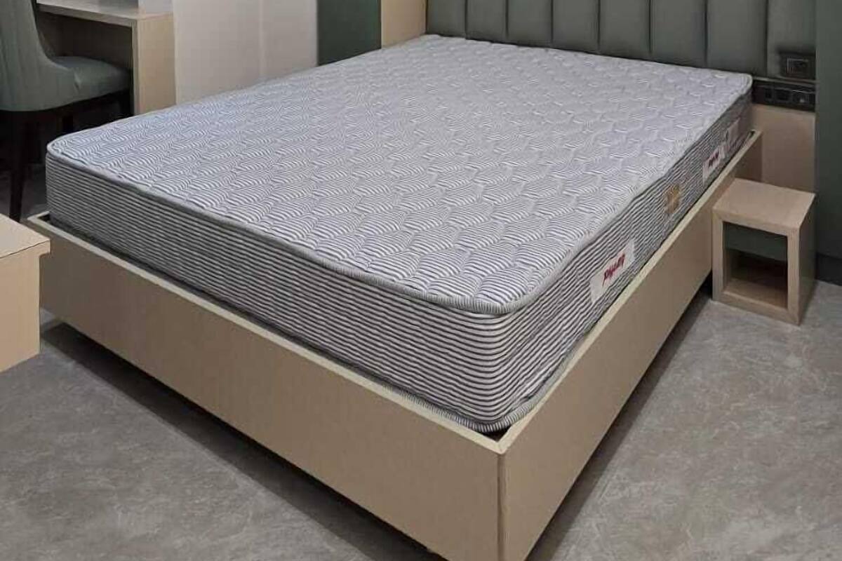 Quarto casal standard, vista para a cidade | Escrivaninha, ferros/tábuas de passar roupa, Wi-Fi de cortesia