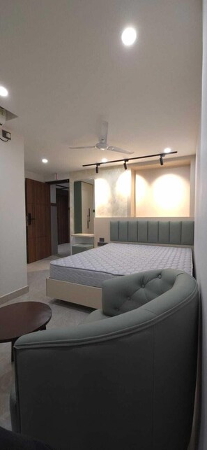 Quarto casal luxo | Escrivaninha, ferros/tábuas de passar roupa, Wi-Fi de cortesia