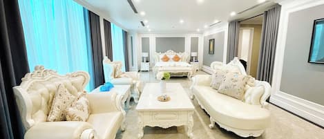 Cofres nos quartos, escrivaninha, espaço de trabalho para notebook