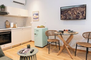 Estúdio, 1 cama de casal | Cozinha privada | Um frigorífico, uma placa de cozinha, uma máquina de café expresso 