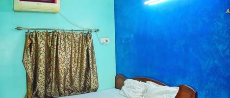 Quarto Duplo Standard | Secretária, secretária adequada para computadores portáteis