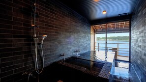 Suite Júnior, varanda, vista para o lago | Casa de banho | Um polibã e uma banheira separados, um secador de cabelo, chinelos