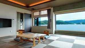 Quarto Familiar, vista para o lago | Cofre no quarto, cortinas/cortinados opacos, Wi-fi grátis