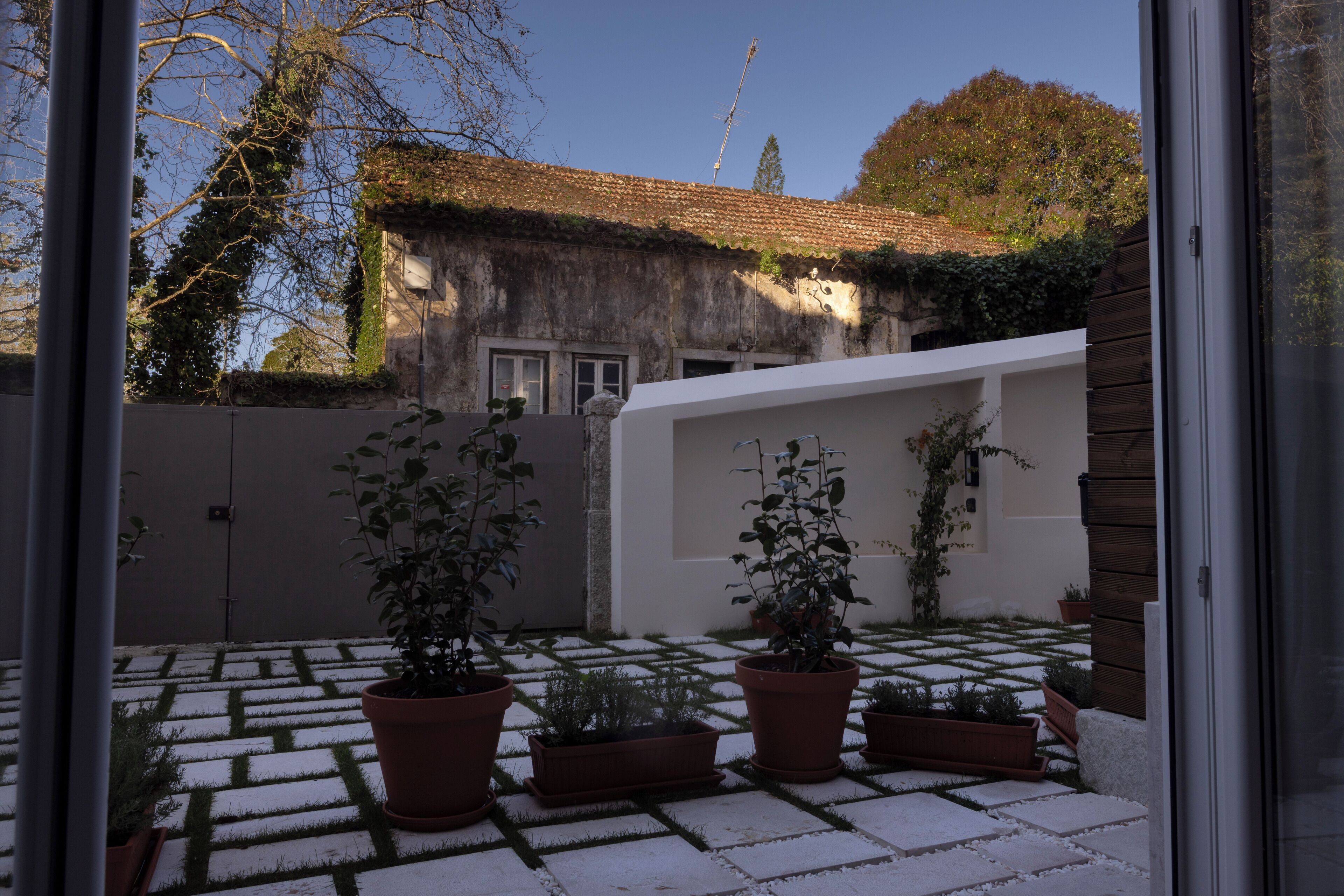 Um polibã, um chuveiro fixo, um secador de cabelo, toalhas fornecidas 