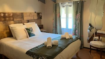 Quarto Clássico com Cama de Casal, vista para o rio | Wi-fi grátis