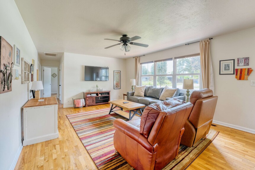 Downtown Bentonville Getaway 3br/2ba + Yard - ベントンビル, AR