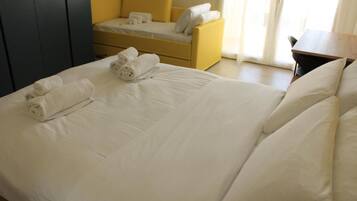 Quarto triplo superior | Cofres nos quartos, cortinas blackout, Wi-Fi de cortesia