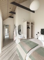 Quarto moderno com cama grande, closet espaçoso, espelho e roupão pendurado.