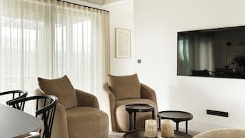 Villa, vista para o rio | Sala de estar | Smart TV de 65 polegadas com canais digitais, base para leitor de MP3