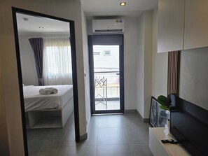 Cofres nos quartos, escrivaninha, ferros/tábuas de passar roupa