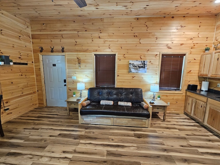 Romantic Woodland Retreat W/ Hot Tub, Fire Table - Kentucky Lake