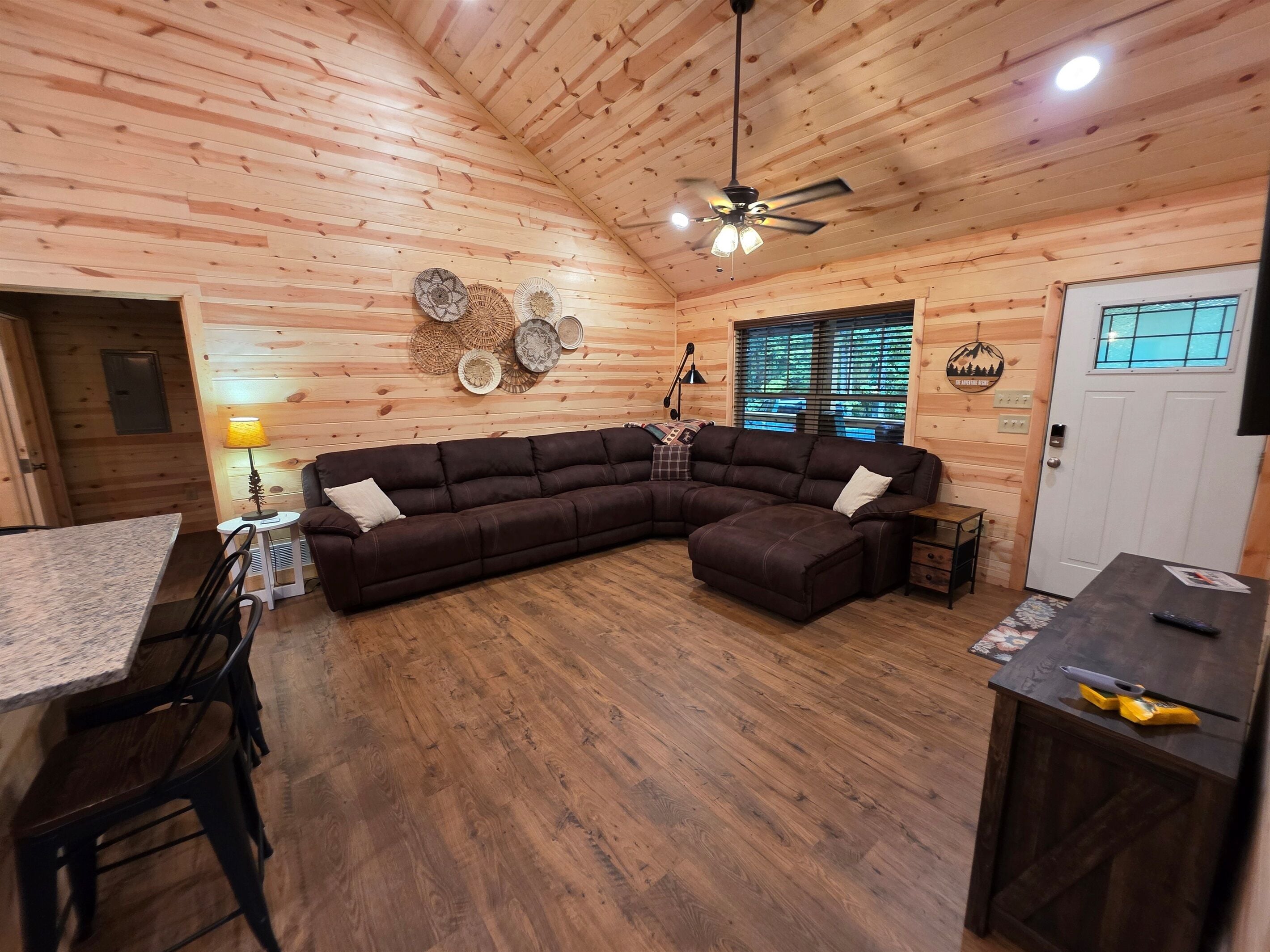 New Build! Couples Getaway! Casino & Wcu. Dogs Ok. Hot Tub W/ Robes! - Cherokee, NC