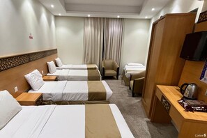 Cofres nos quartos, escrivaninha, espaço de trabalho para notebook