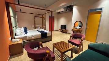 Quarto solteiro superior | Cofres nos quartos, espaço de trabalho para notebook