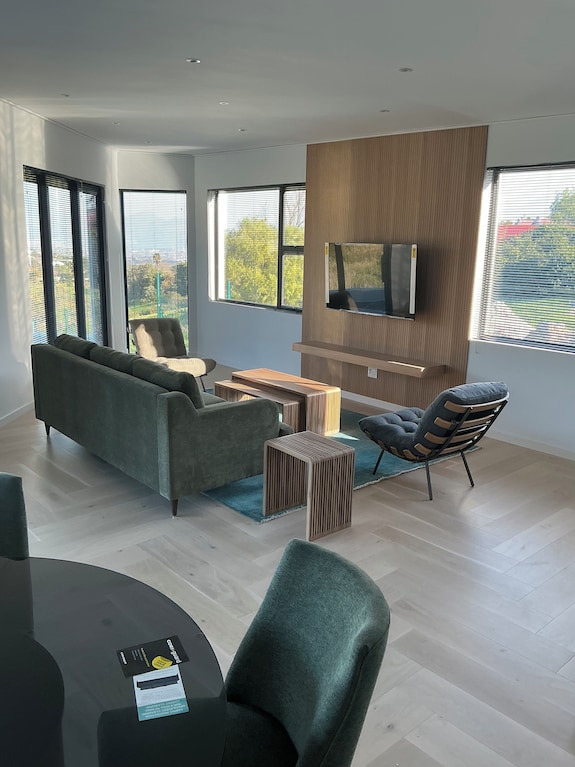 Enjoy A Relaxing Getaway In Our New Luxury Apartment, Central To Most Amenities - Somerset West