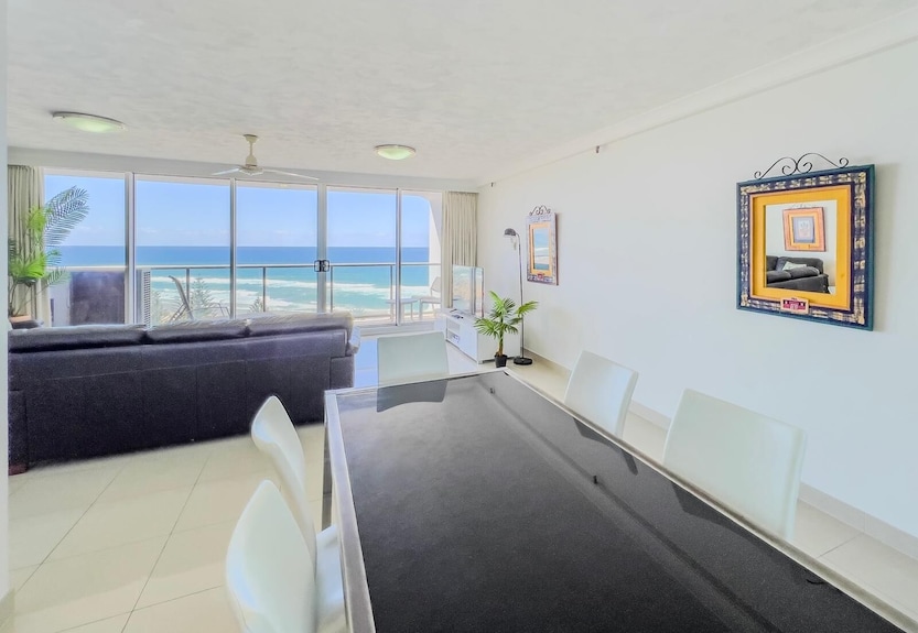 Beach Life At Peninsula - Surfers Paradise