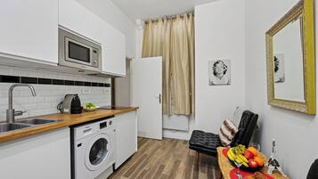 Apartamento Cidade, 1 quarto, não fumadores | Sala de estar | Smart TV de 40 polegadas com canais via satélite