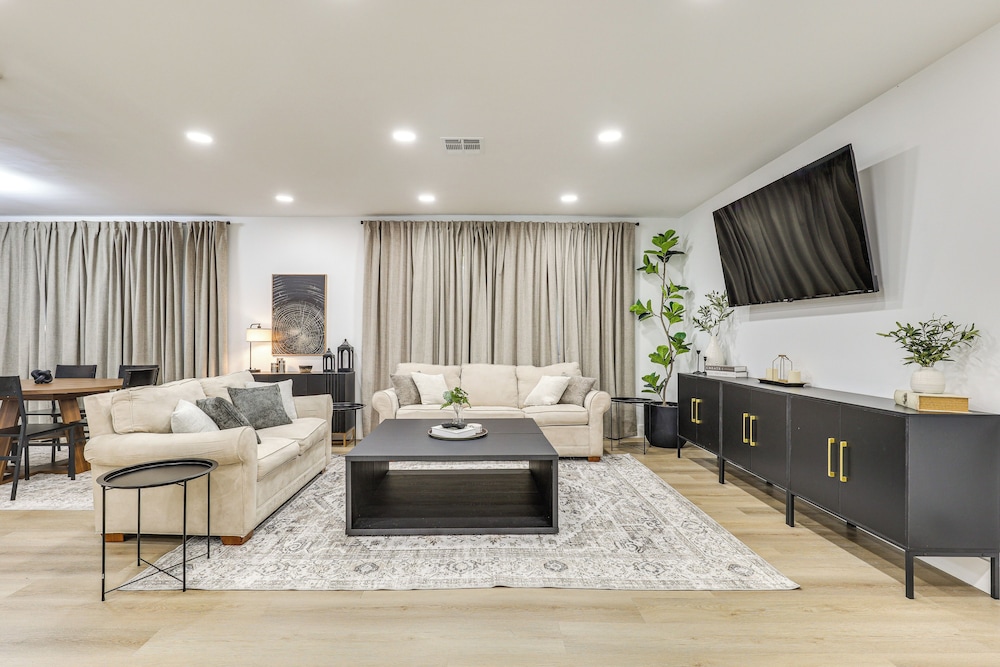 Walk To City Center: Modern Coral Springs Getaway - Sunrise, FL