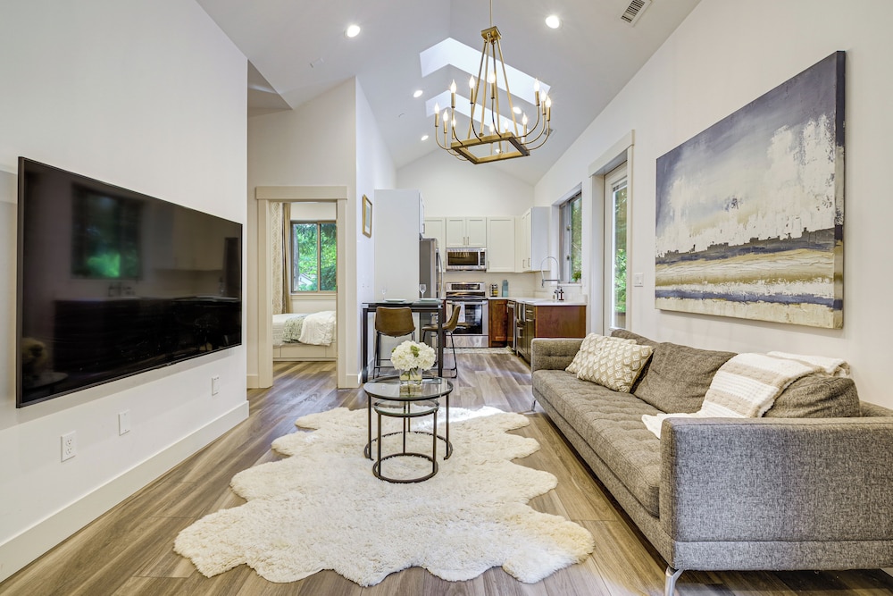 Wfh-friendly Gem W/ Creek: 4 Mi To Sammamish Trail - Kirkland, WA