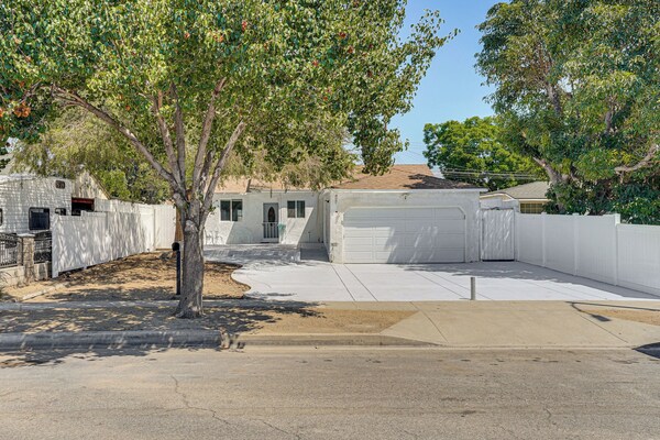 Between La & Orange County: Quiet Getaway W/ Patio - Pico Rivera, CA