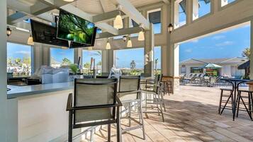 Condo, 2 quartos | Bar (na propriedade)