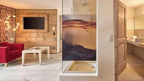 Suite-Estúdio Deluxe, vista para a montanha | Cofre no quarto, cortinas/cortinados opacos, ferro/tábua de engomar
