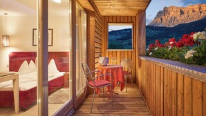 Suite-Estúdio Deluxe, vista para a montanha | Cofre no quarto, cortinas/cortinados opacos, ferro/tábua de engomar